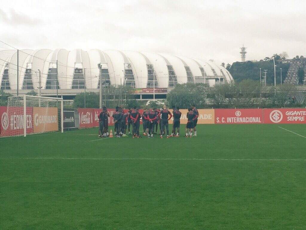 Após apresentação, Celso Roth faz as primeiras atividades com os ...