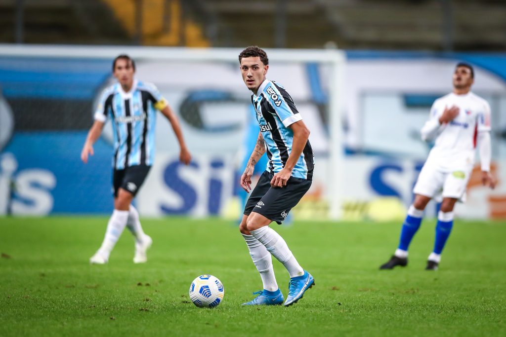 Com pouco espaço no Grêmio, Victor Bobsin deve atuar no futebol ...