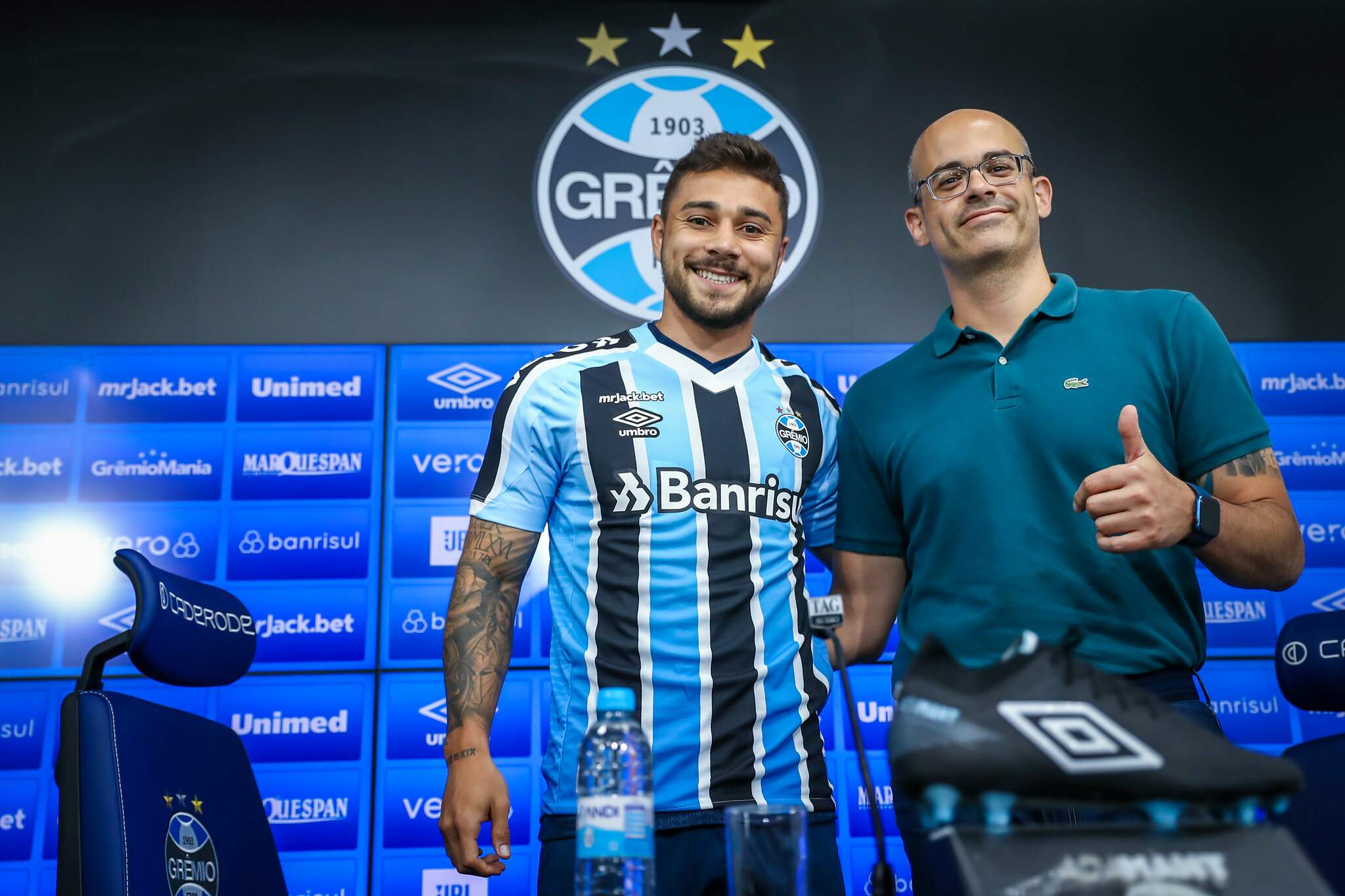 Grêmio apresenta oficialmente o lateral-direito João Pedro - Radio Grenal
