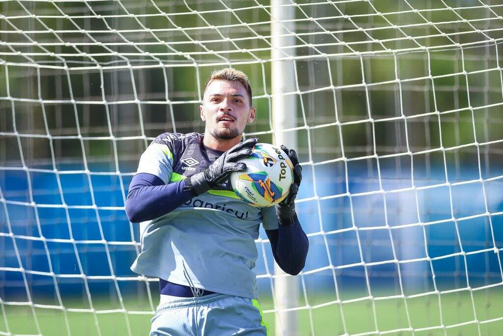 Goleiro Gabriel Grando deixa o treino do Grêmio mais cedo - Radio Grenal