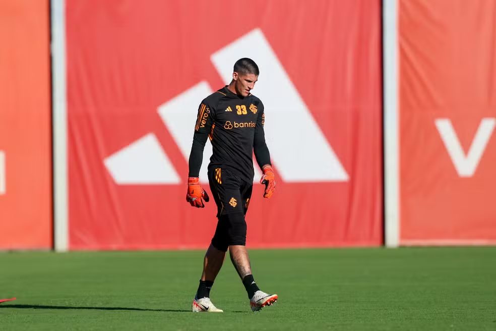 Goleiro Rochet tem desconforto no tórax e fica de fora da estreia do ...