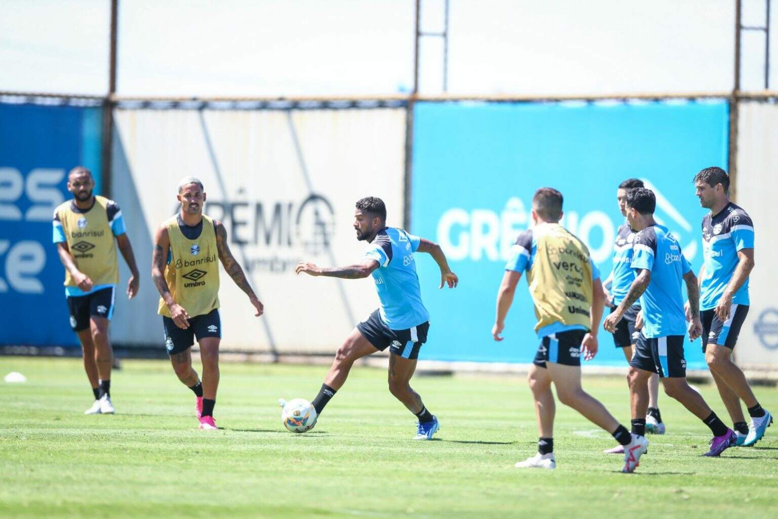 Sob forte calor em Porto Alegre, jogadores do Grêmio treinam em dois ...